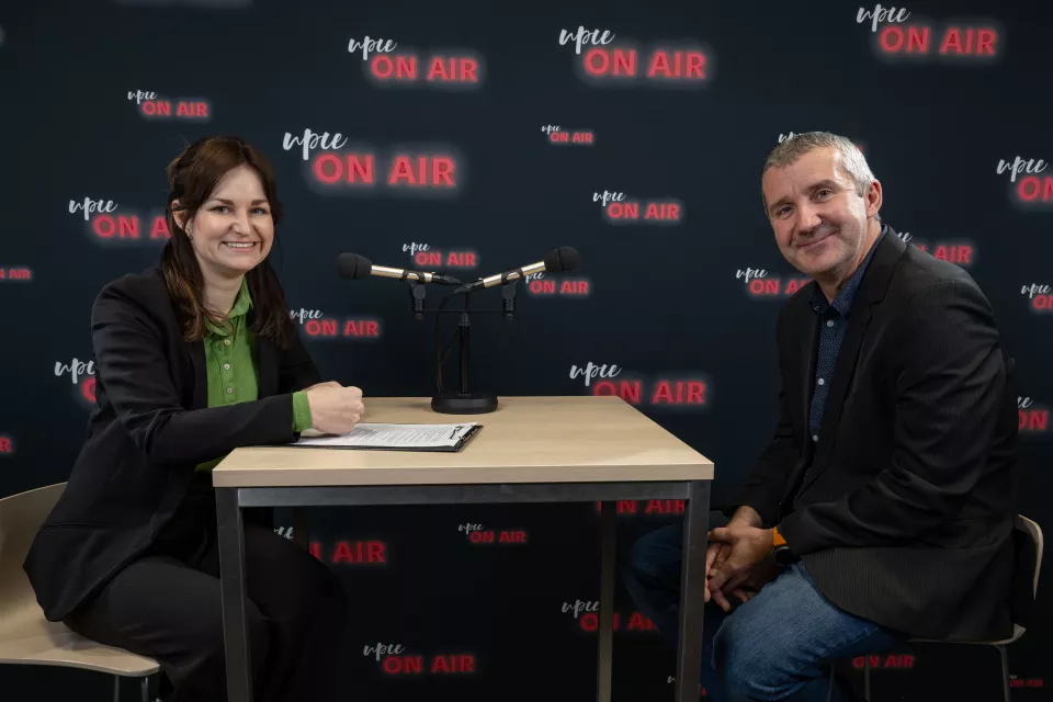 UPCE On Air: O tom, jak mluvit zajímavě a zábavně o vědě s profesorem Filipem Burešem ...